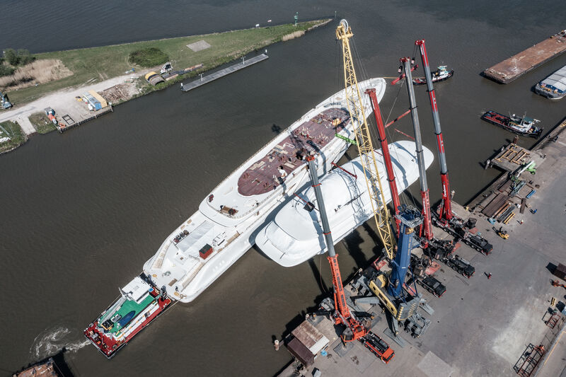 Hoisting the superstructure of the 119m Feadship Project 821