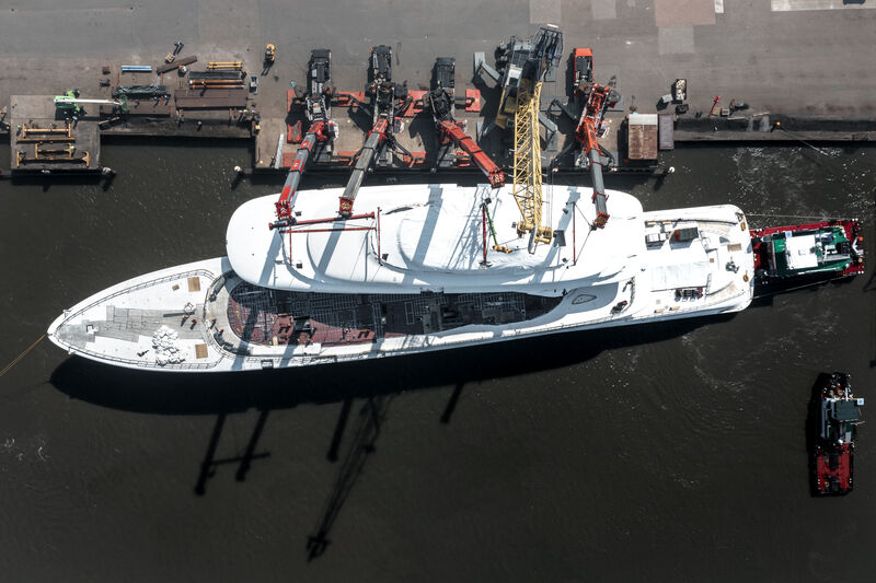 Hoisting the superstructure of the 119m Feadship Project 821