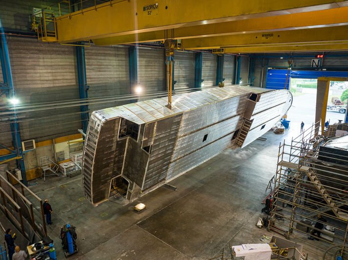 Ocea transports hull of 33m Ocea Commuter 108 New to outfitting facilities