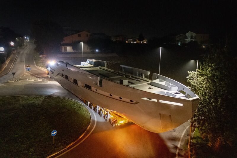 35m Pershing GTX116 yacht moves to outfitting | SYT
