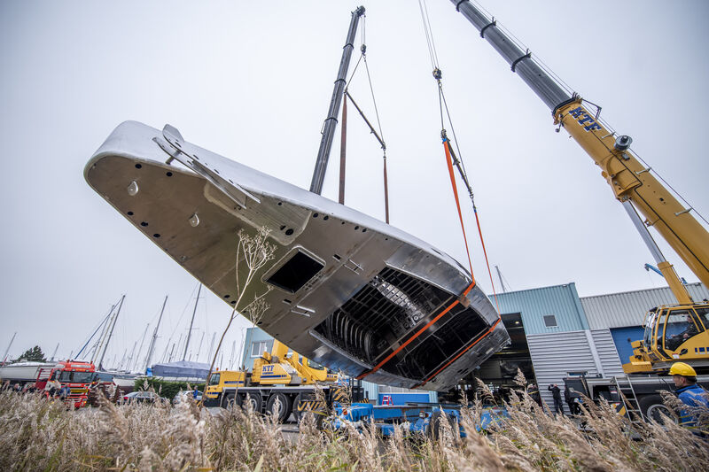 KM Yachtbuilder turn hull of 24m Pelagic 77 | SYT